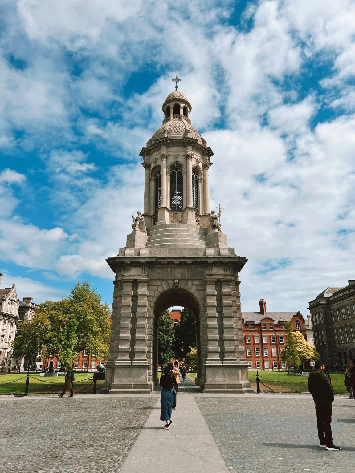 Study in Ireland 2025: The Ultimate Guide with 10 Amazing Tips for ...